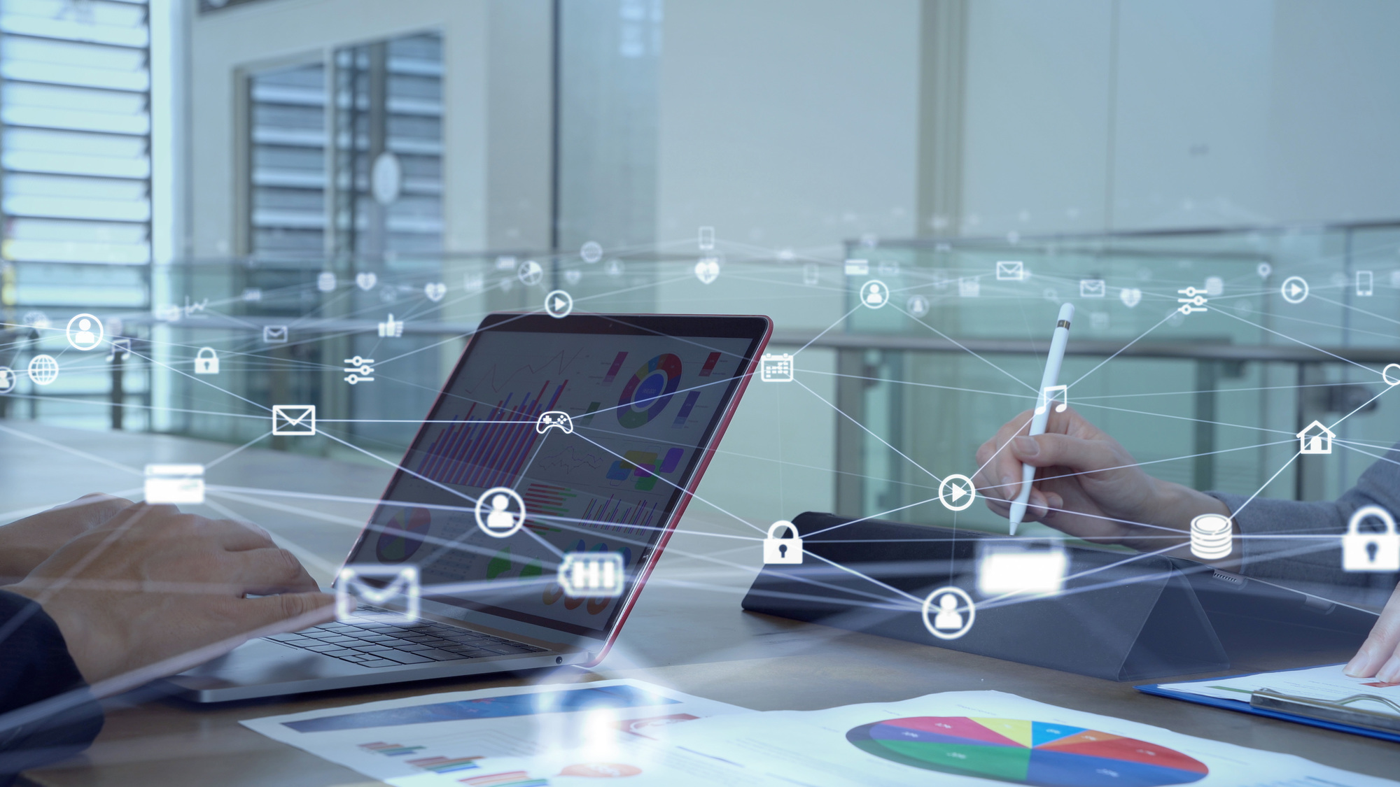 SaaSの仕組みをわかりやすく解説！サービスの魅力と弱点とは？ | CXin（シーエックスイン）